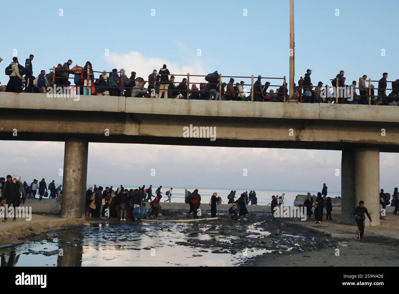 Palestinians, displaced by Israel forces, return their houses through ...