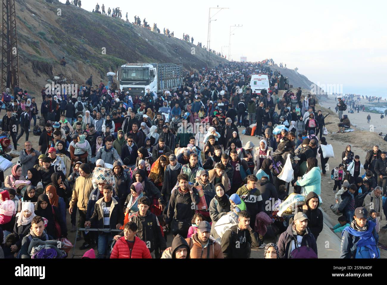 Palestinians, displaced by Israel forces, return their houses through ...