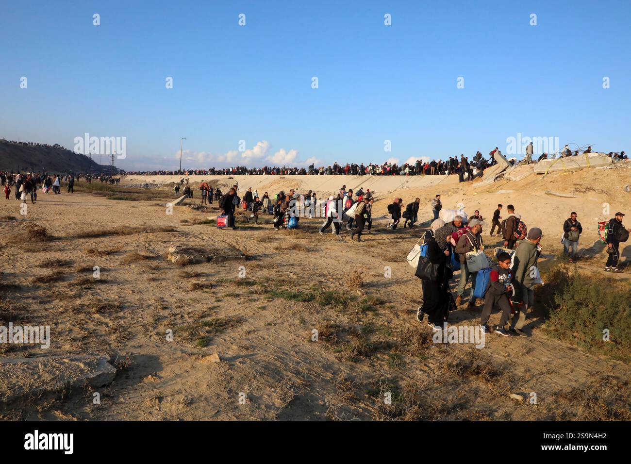 Palestinians, displaced by Israel forces, return their houses through ...