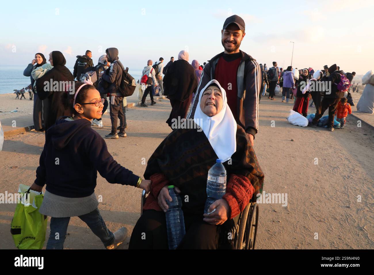 Palestinians, displaced by Israel forces, return their houses through ...