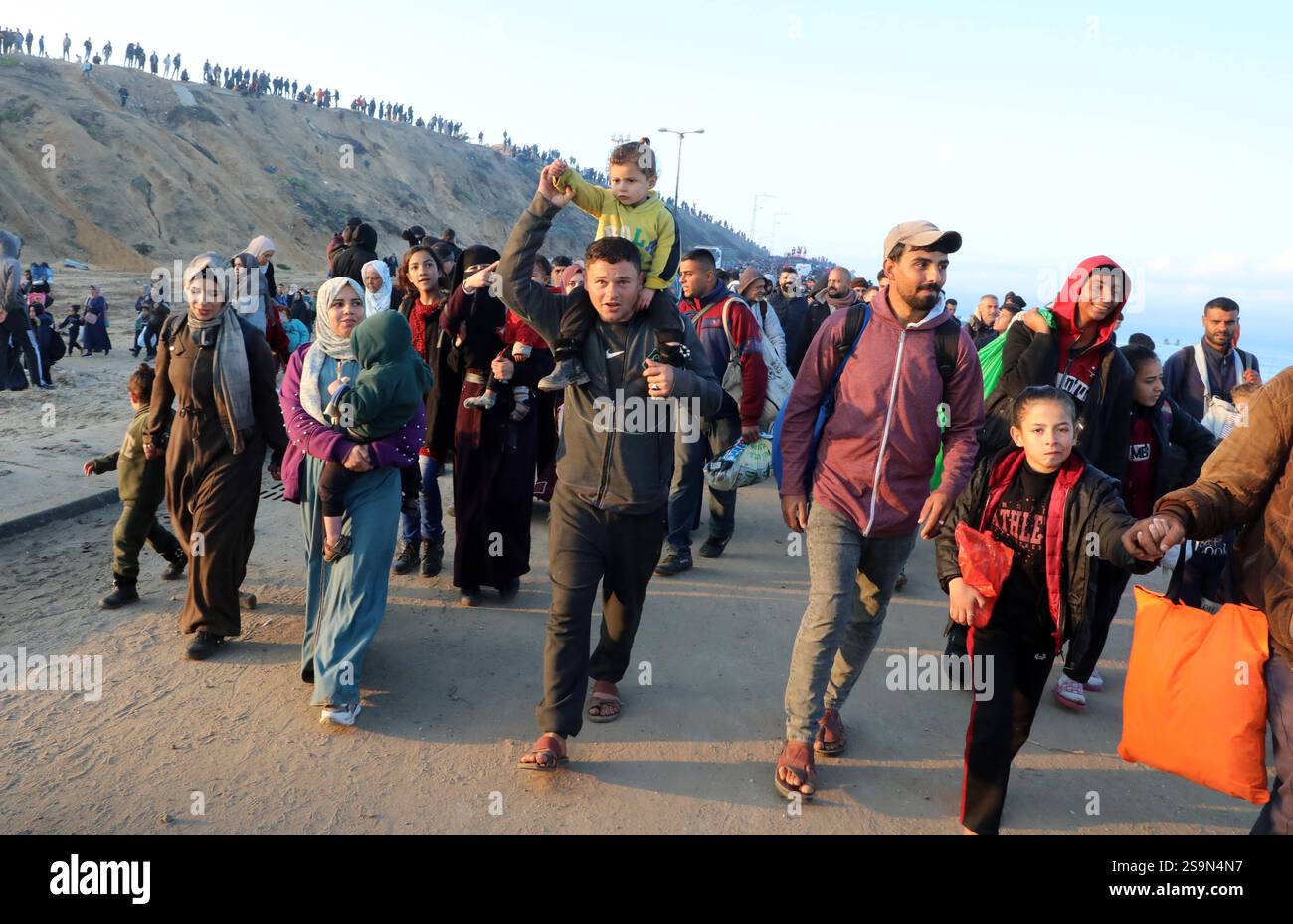 Palestinians, displaced by Israel forces, return their houses through ...