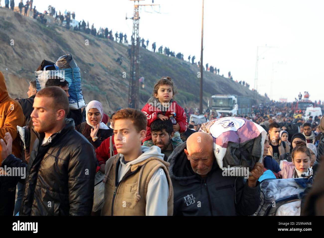 Palestinians, displaced by Israel forces, return their houses through ...