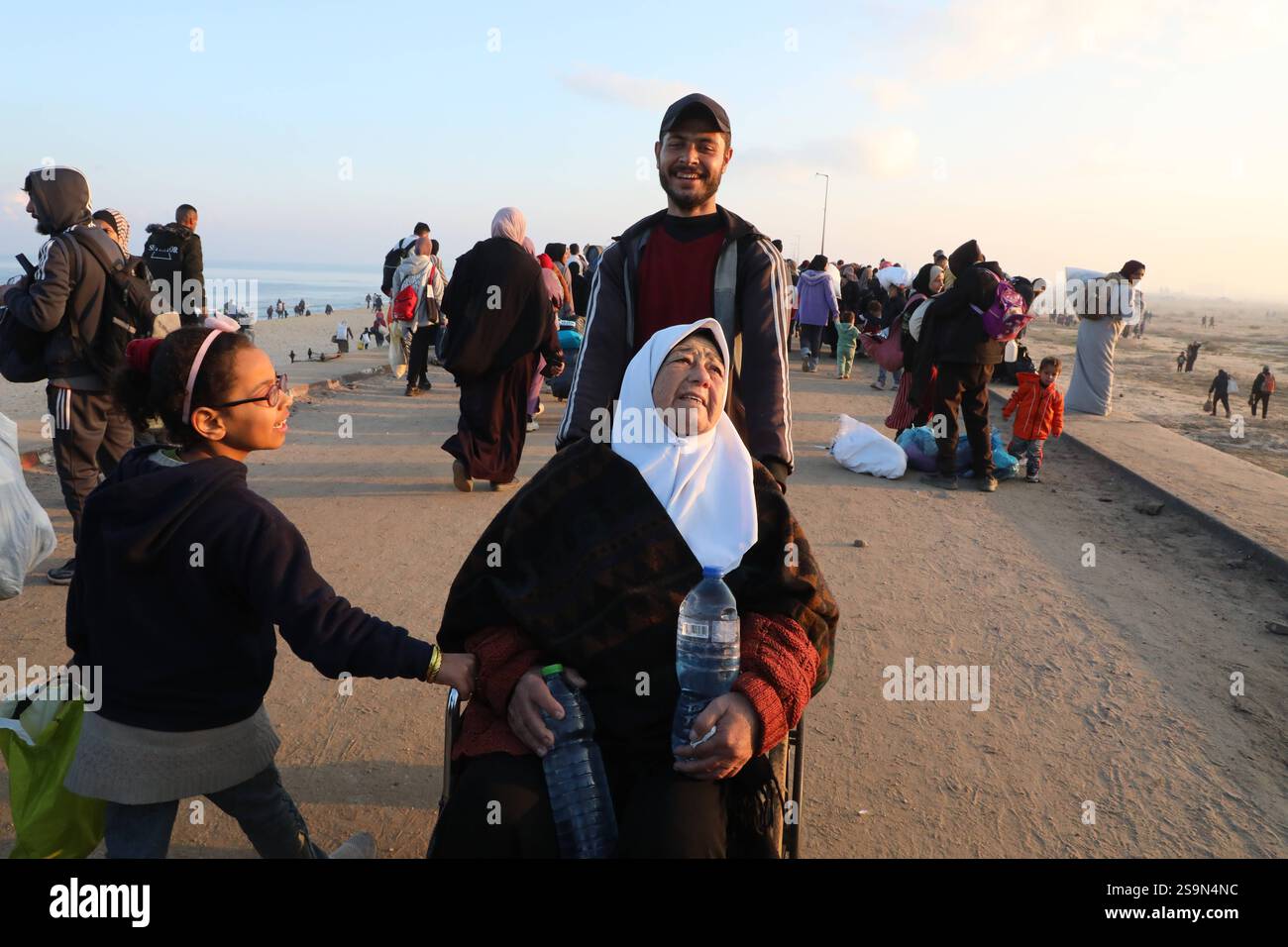 Palestinians, displaced by Israel forces, return their houses through ...