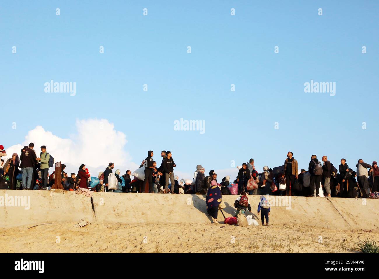 Palestinians, displaced by Israel forces, return their houses through ...