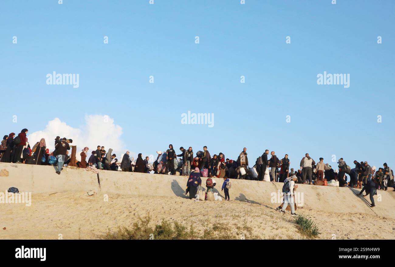 Palestinians, displaced by Israel forces, return their houses through ...