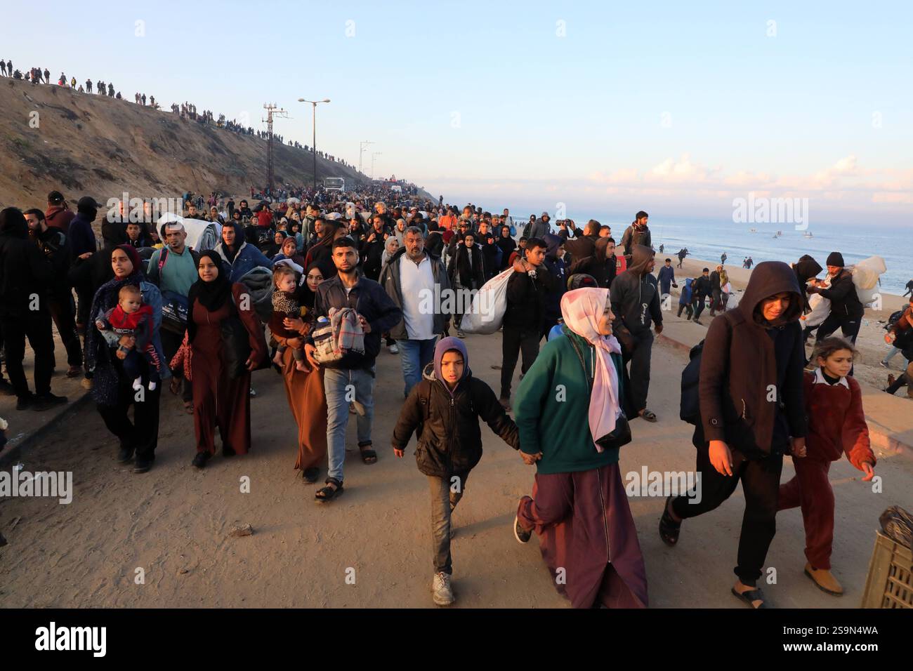 Palestinians, displaced by Israel forces, return their houses through ...