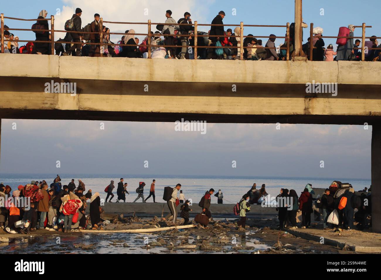 Palestinians, displaced by Israel forces, return their houses through ...