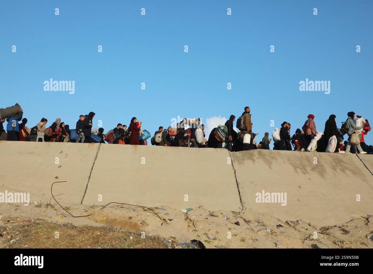 Palestinians, displaced by Israel forces, return their houses through ...