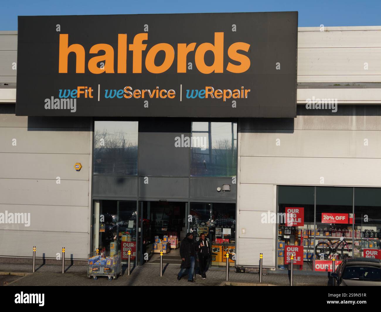 Halfords store, Corktree retail park Chingford London Stock Photo - Alamy