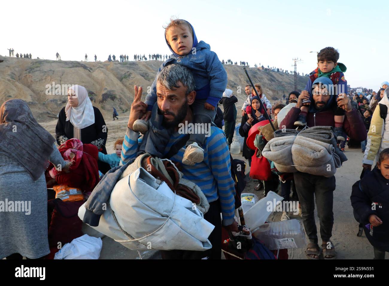 Palestinians, displaced by Israel forces, return their houses through ...