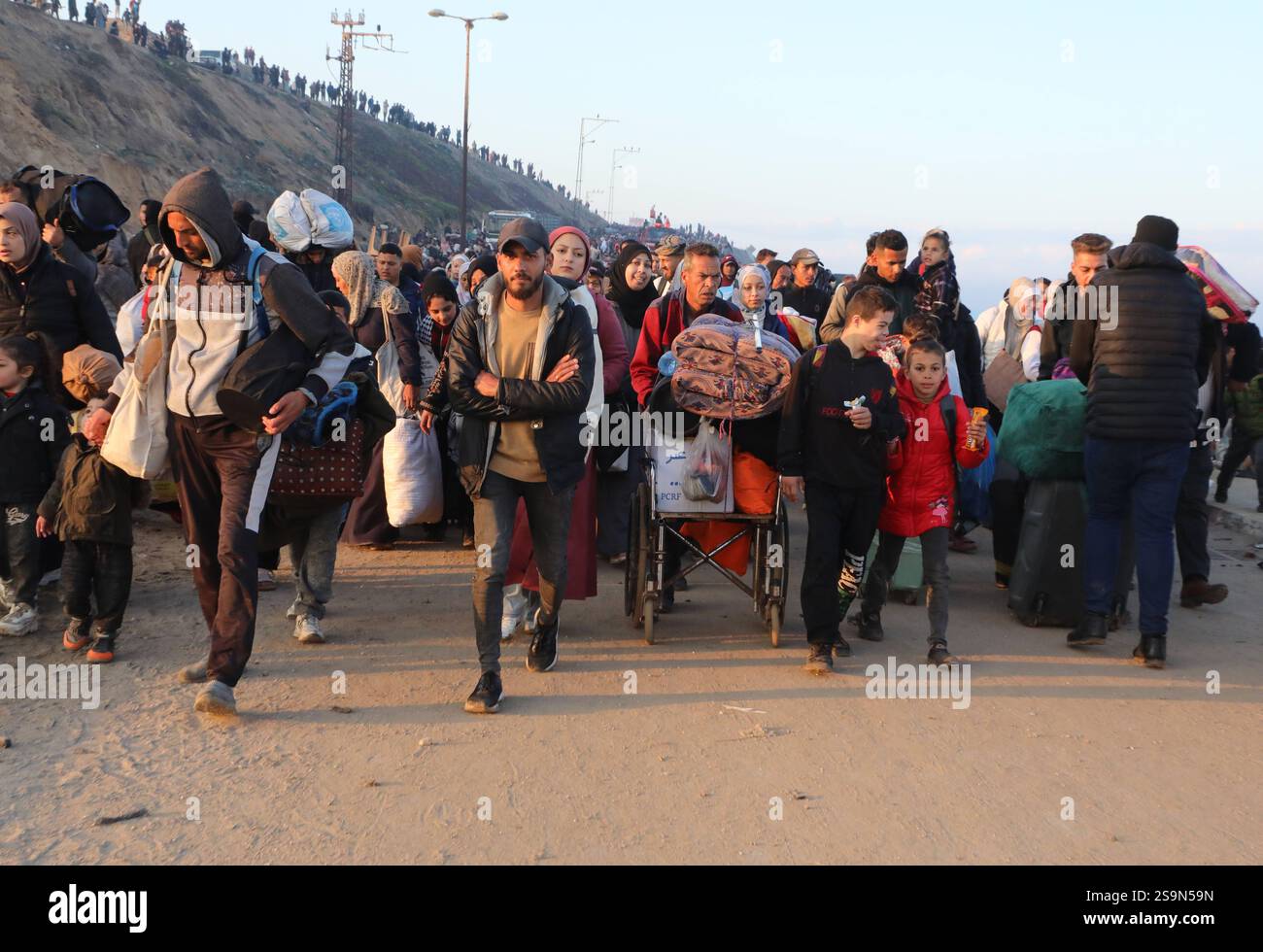 Palestinians, displaced by Israel forces, return their houses through ...