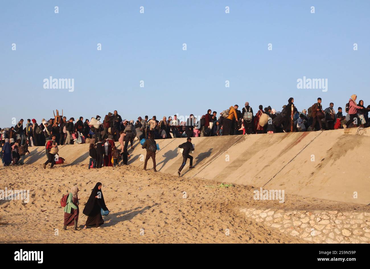 Palestinians, displaced by Israel forces, return their houses through ...