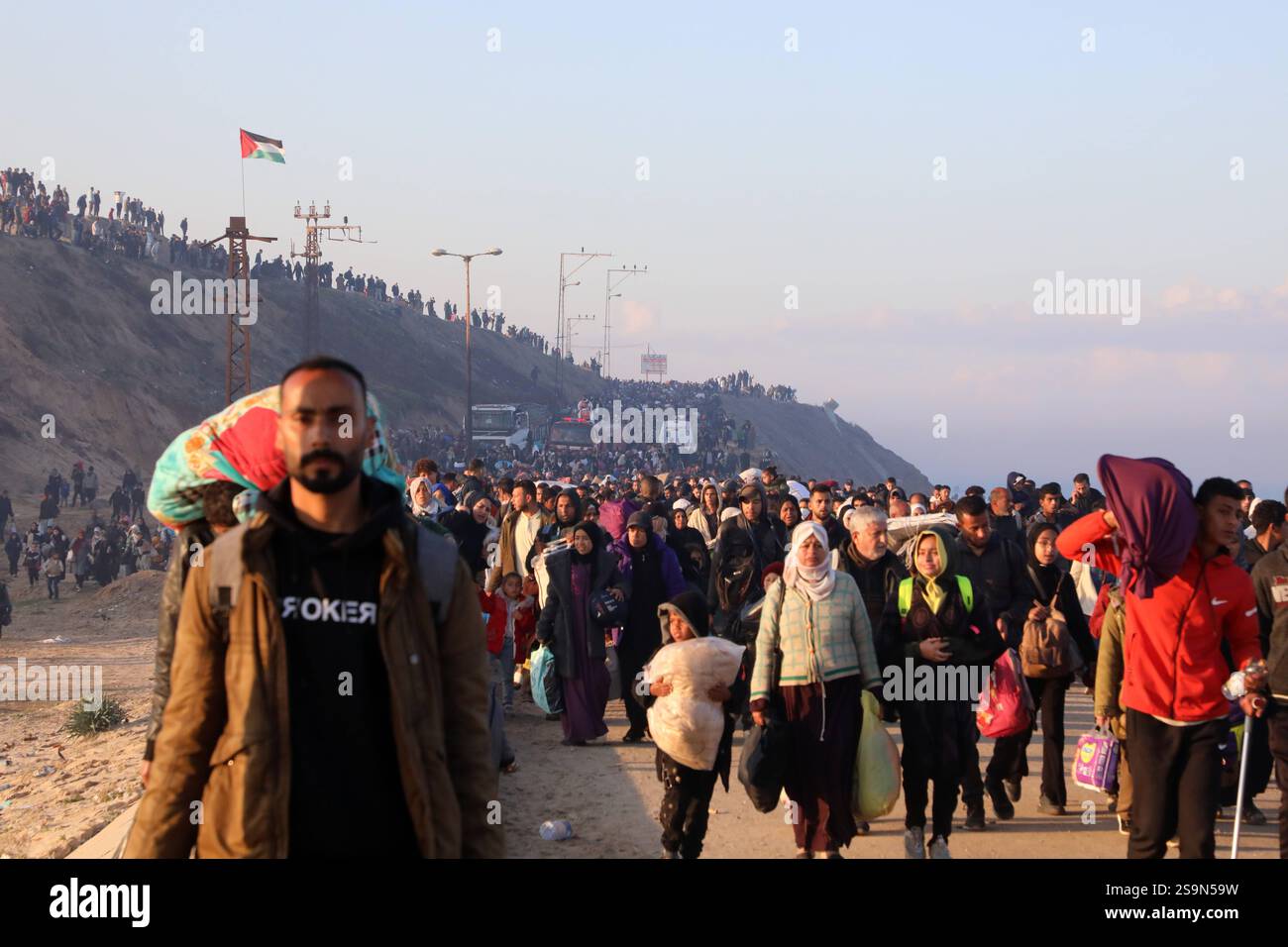 Palestinians, displaced by Israel forces, return their houses through ...