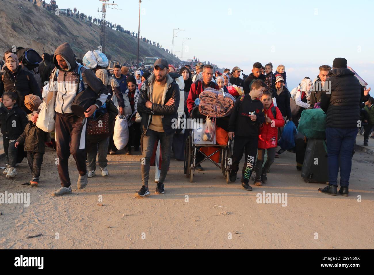 Palestinians, displaced by Israel forces, return their houses through ...