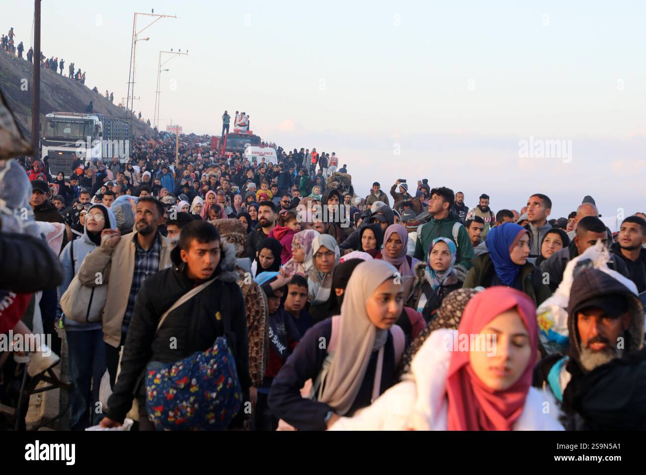 Palestinians, displaced by Israel forces, return their houses through ...