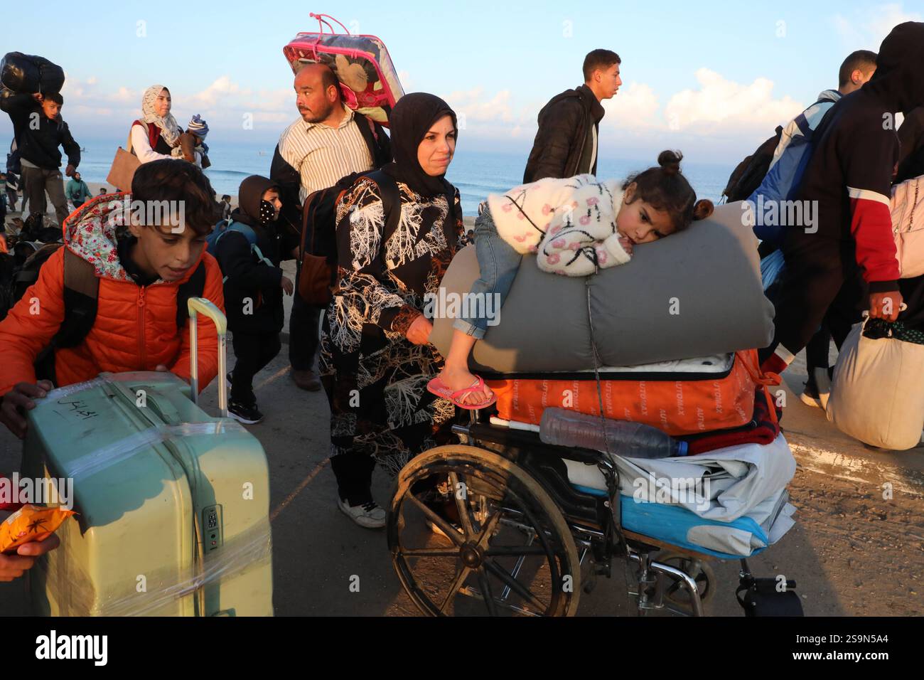 Palestinians, displaced by Israel forces, return their houses through ...