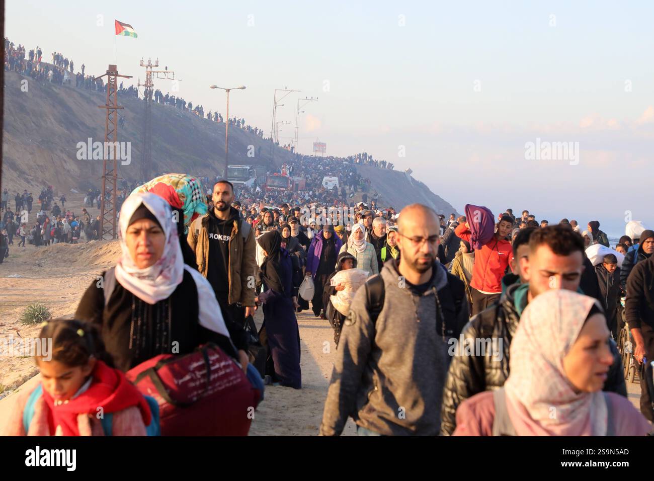 Palestinians, displaced by Israel forces, return their houses through ...