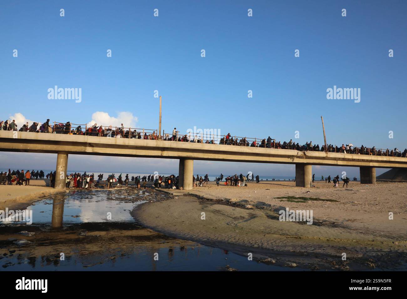 Palestinians, displaced by Israel forces, return their houses through ...