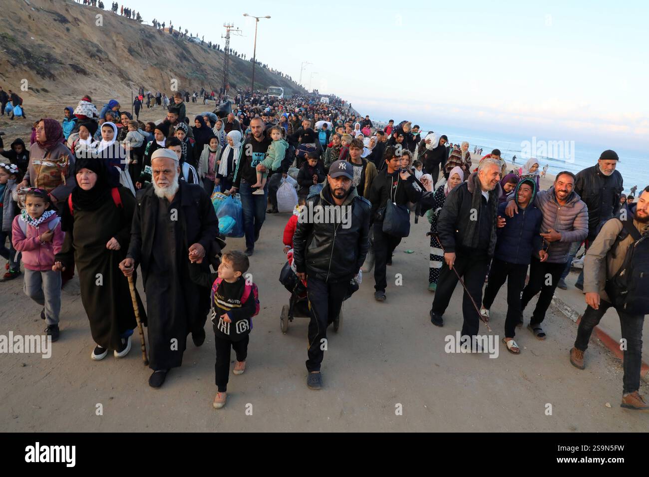 Palestinians, displaced by Israel forces, return their houses through ...
