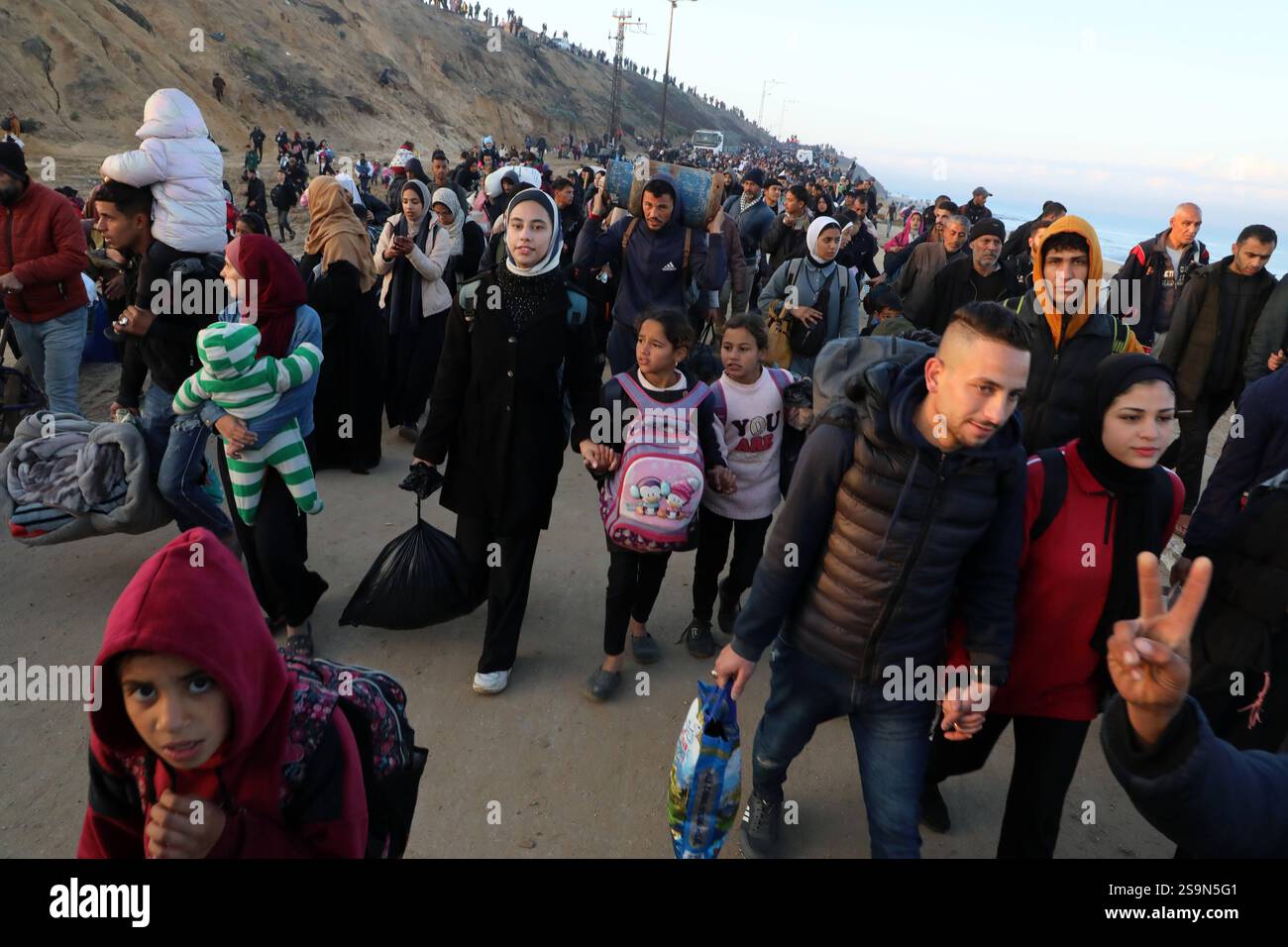 Palestinians, displaced by Israel forces, return their houses through ...