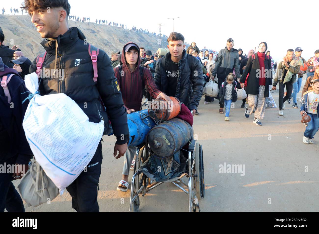 Palestinians, displaced by Israel forces, return their houses through ...
