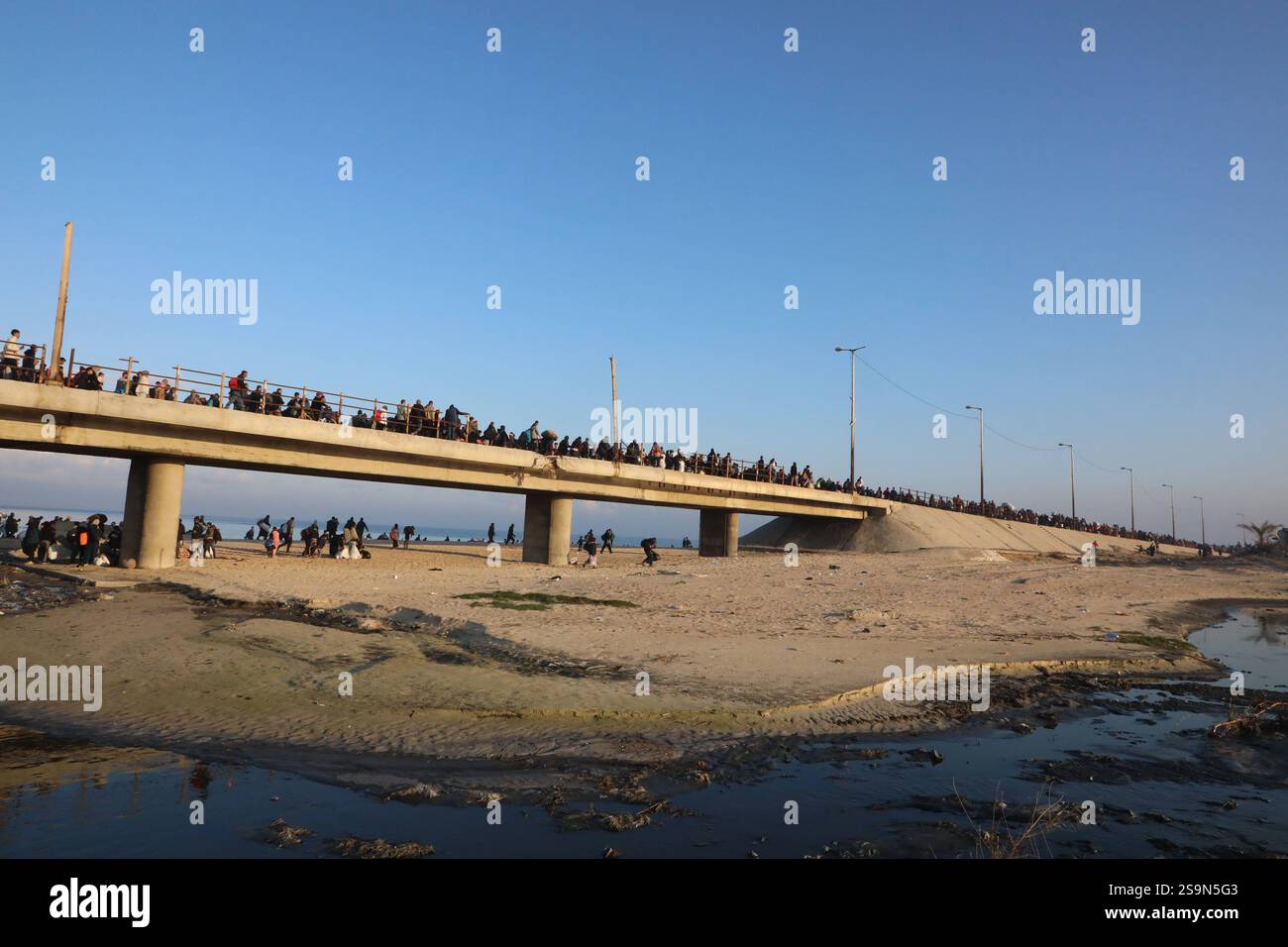 Palestinians, displaced by Israel forces, return their houses through ...