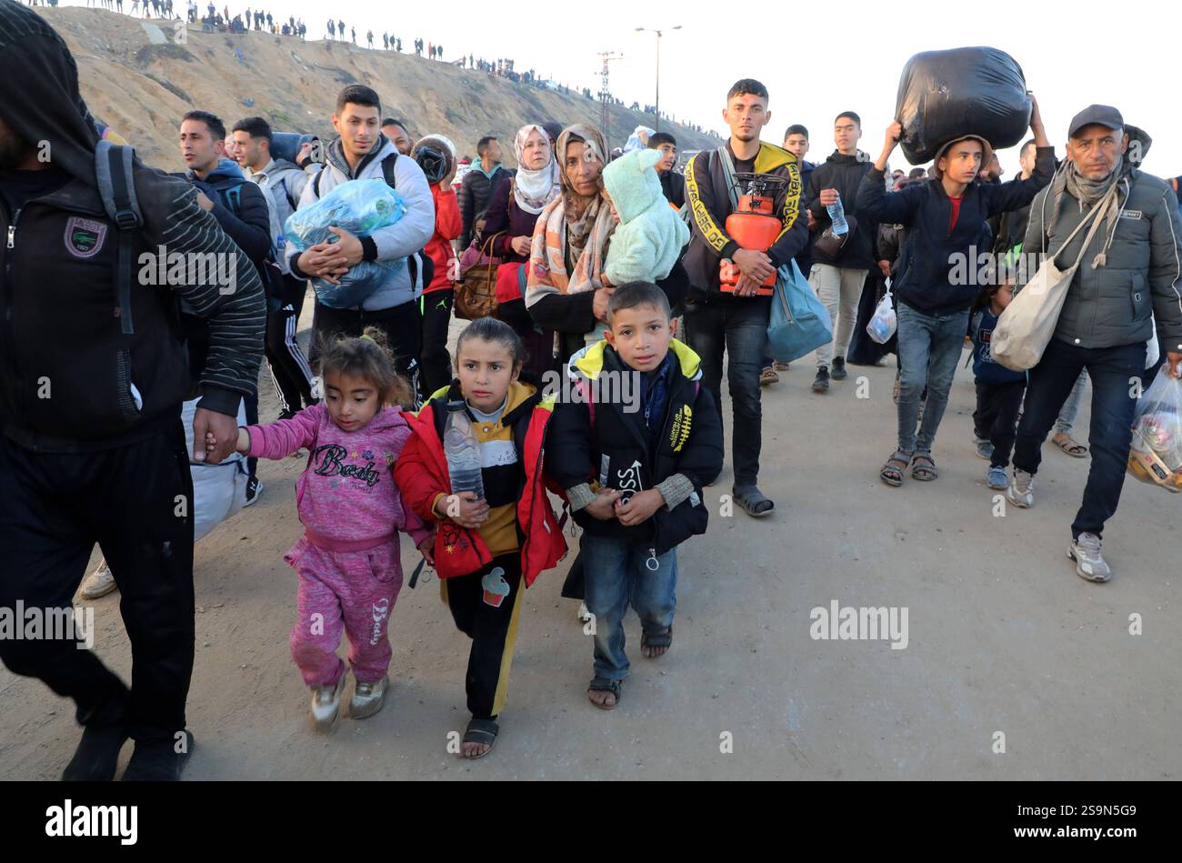 Palestinians, displaced by Israel forces, return their houses through ...