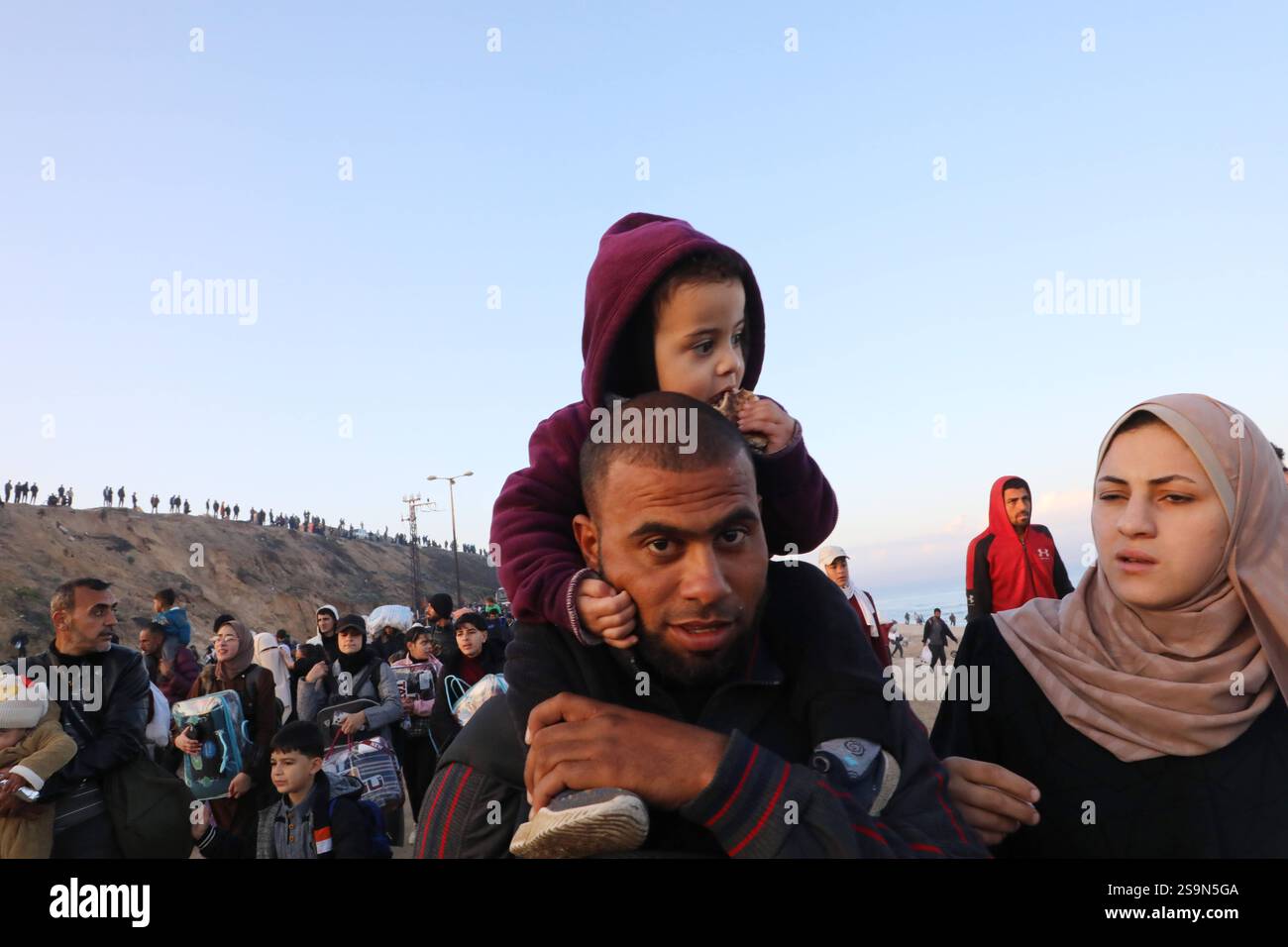 Palestinians, displaced by Israel forces, return their houses through ...