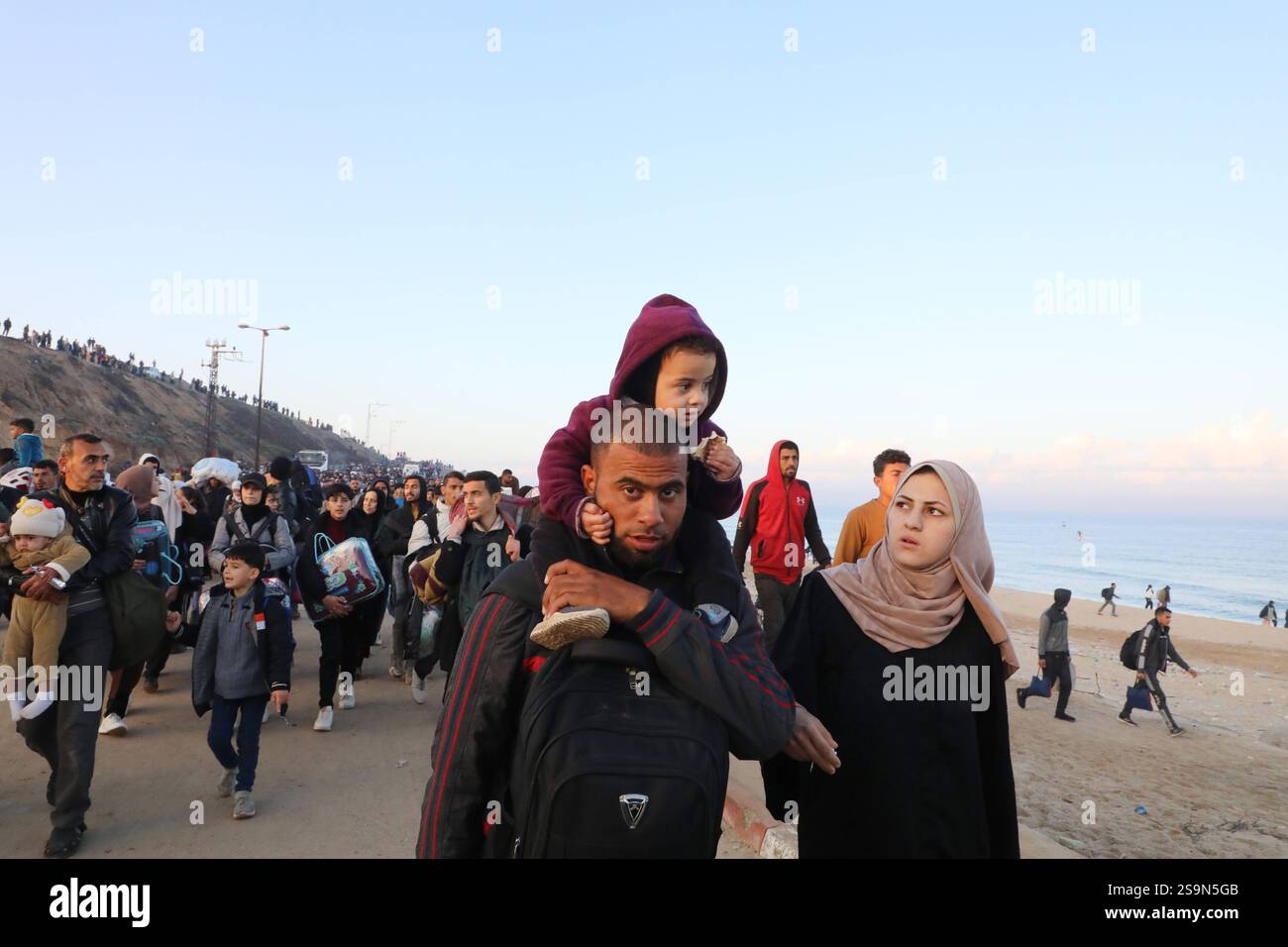 Palestinians, displaced by Israel forces, return their houses through ...