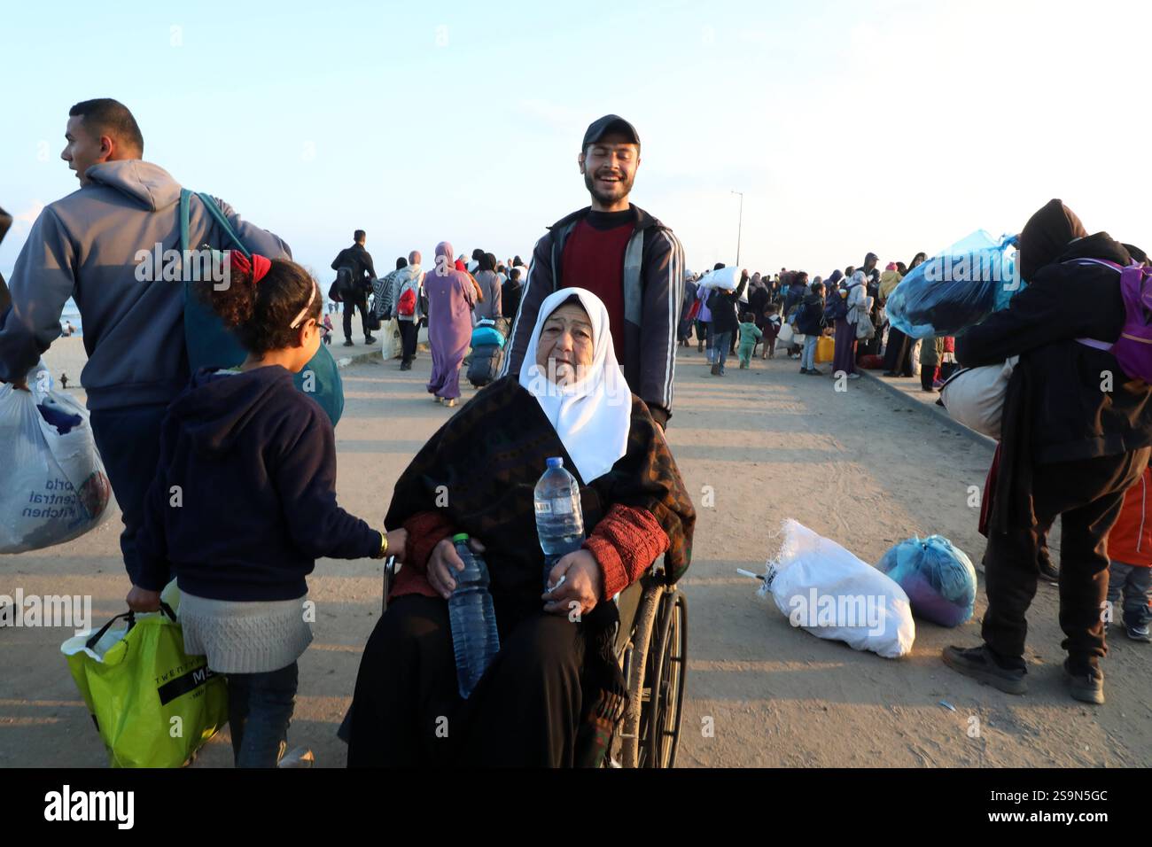 Palestinians, displaced by Israel forces, return their houses through ...