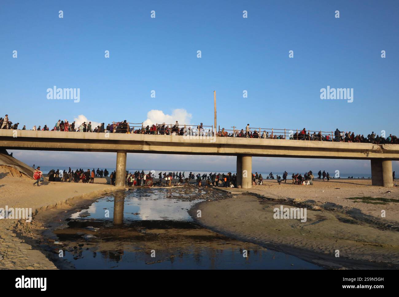 Palestinians, displaced by Israel forces, return their houses through ...