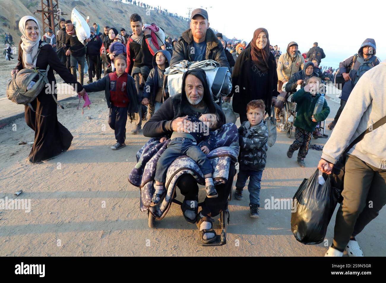 Palestinians, displaced by Israel forces, return their houses through ...