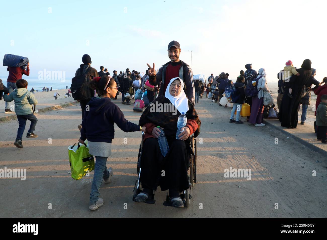 Palestinians, displaced by Israel forces, return their houses through ...