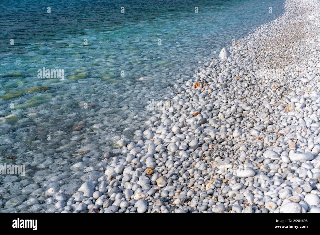 Pebble water ripples hi-res stock photography and images - Alamy