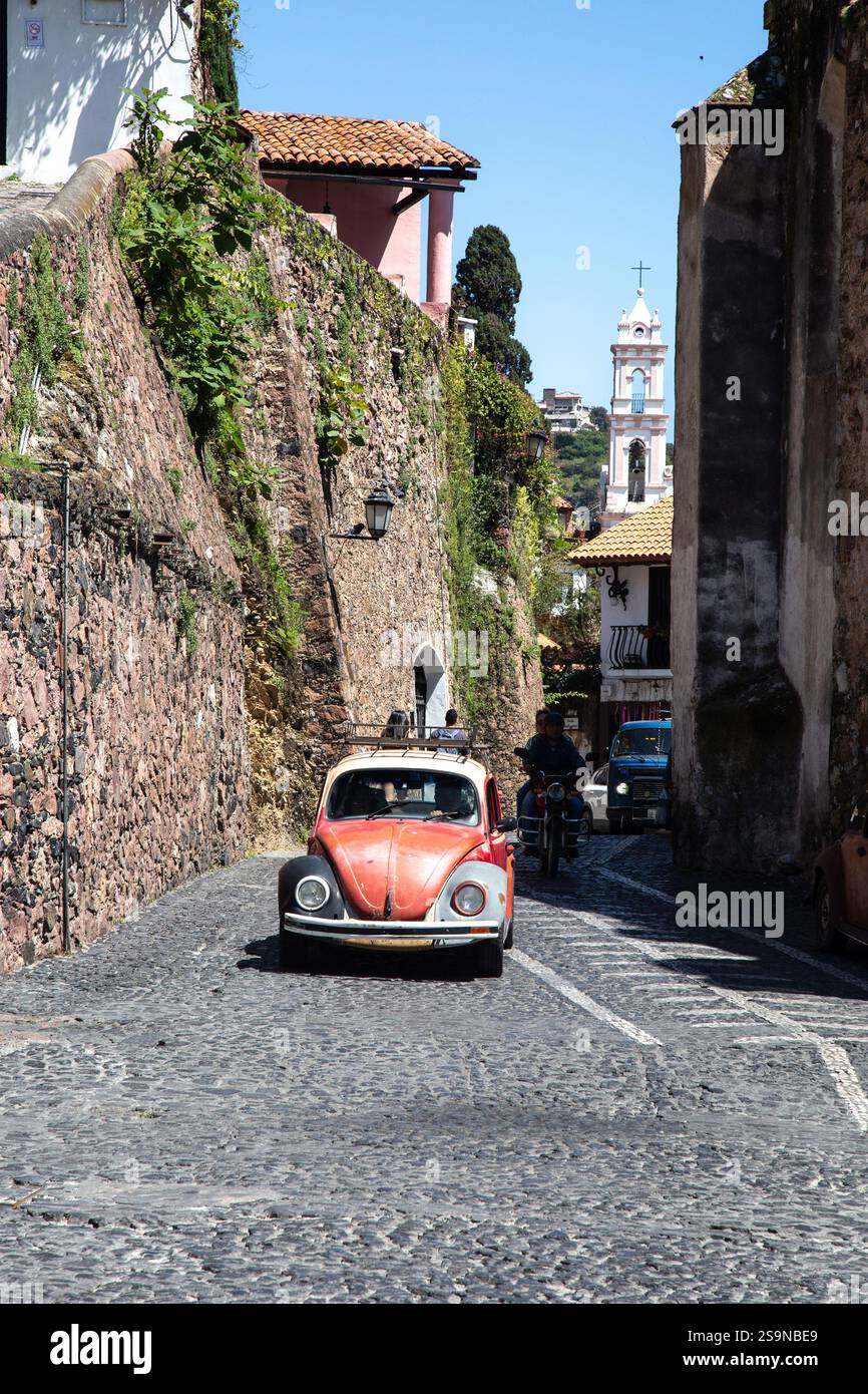 Vintage Volkswagen beetle car driving around colonial town inmexico ...