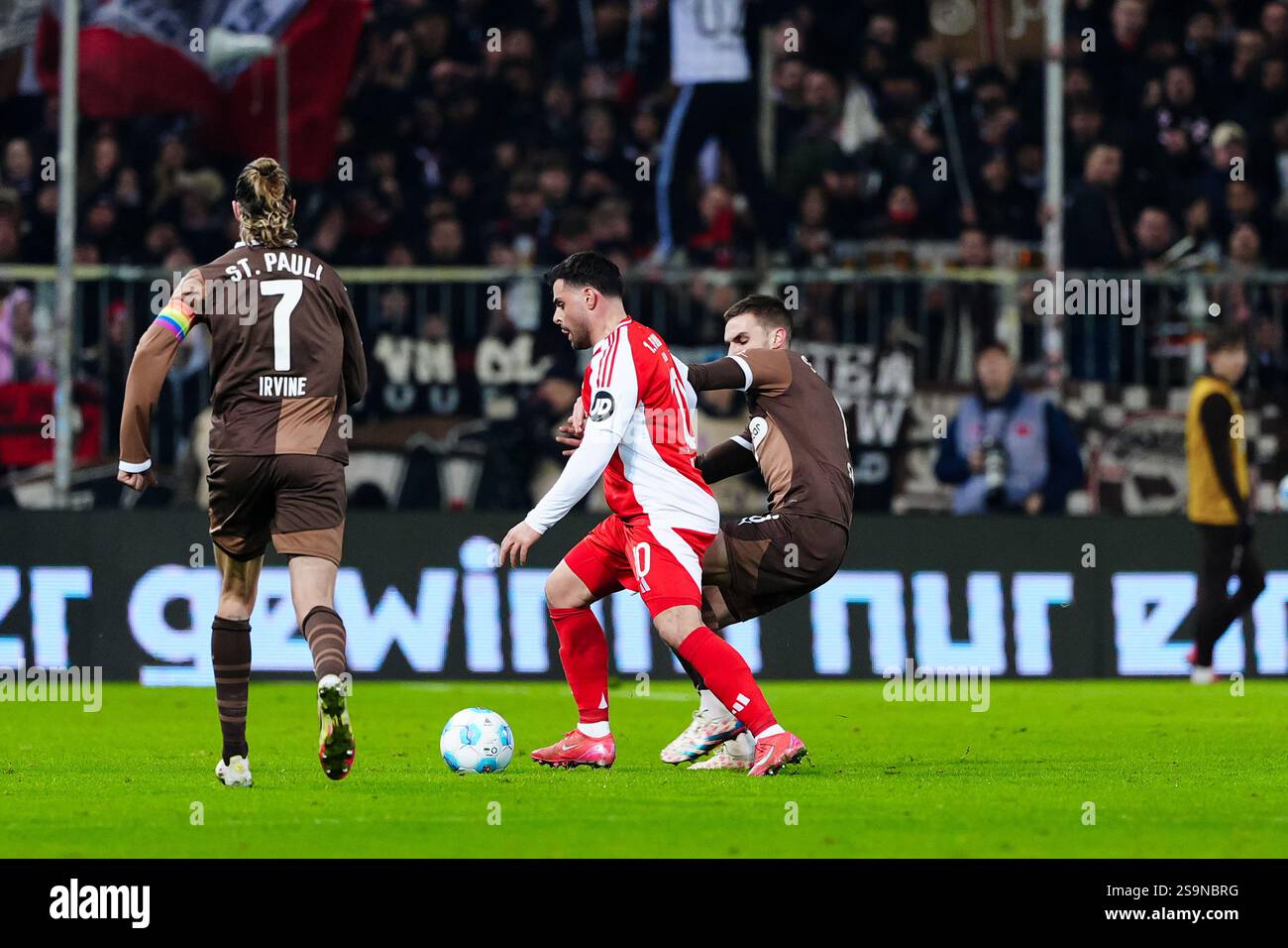 Kevin Volland (1. FC Union Berlin, #10), James Sands (FC St. Pauli, #06) GER, FC St. Pauli vs. 1 ...
