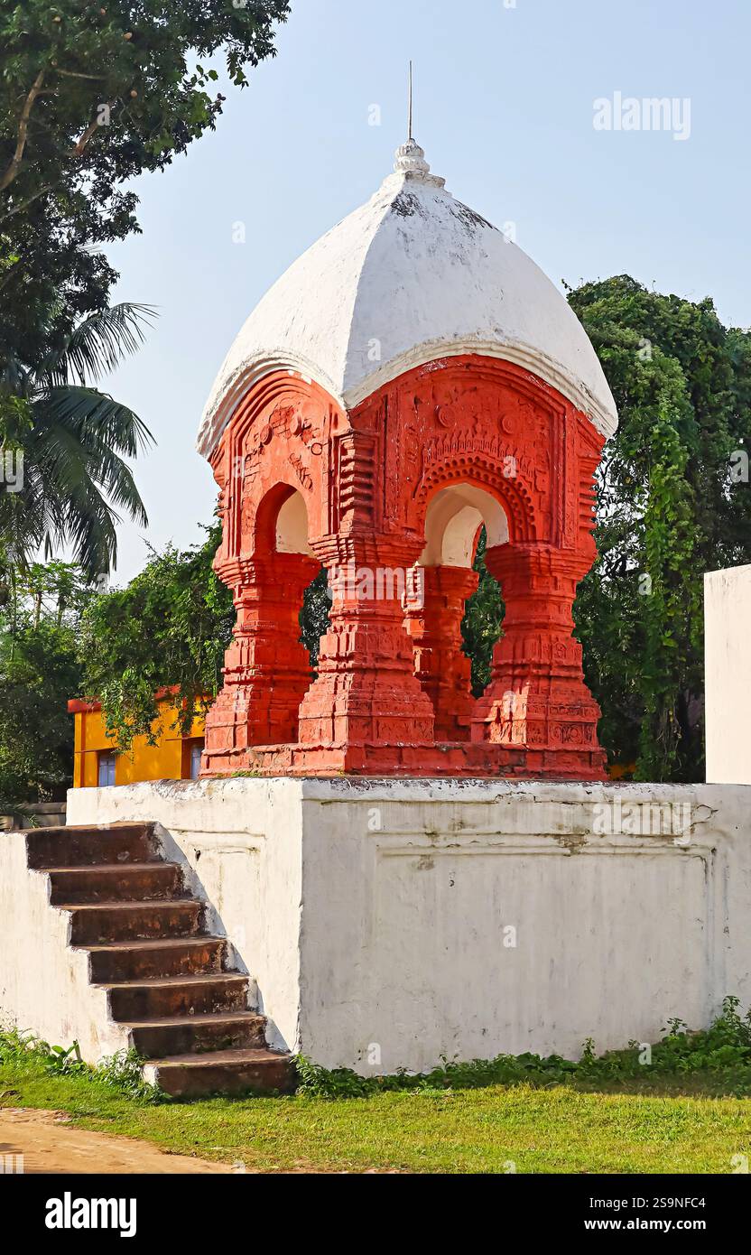 Beautiful terracotta carvings of Hindu deities on the Sridhar Temple, Sonamukhi, Bankura, West ...