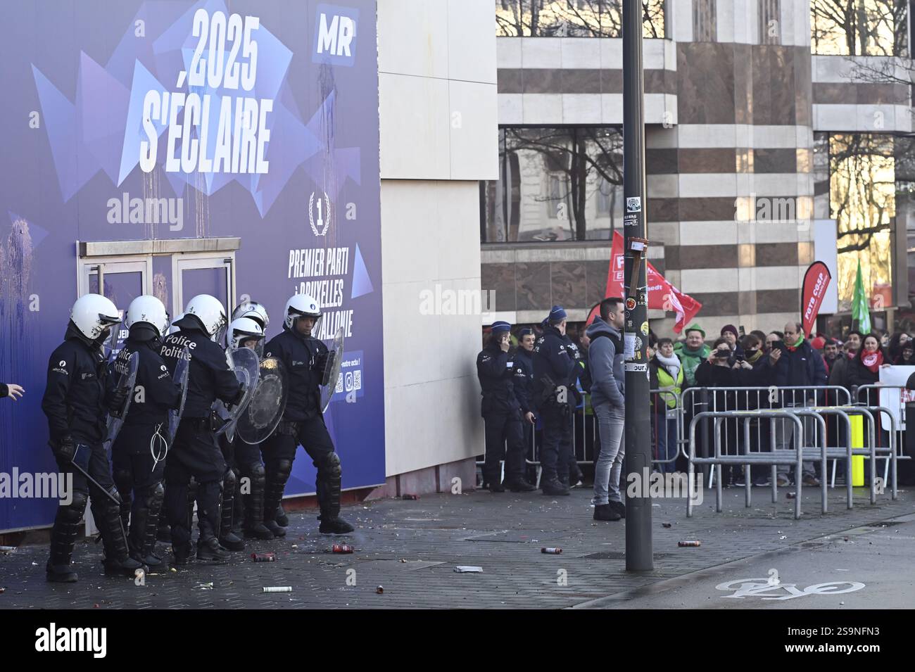 Brussels, Belgium. 27th Jan, 2025. Police pictured during a teachers ...