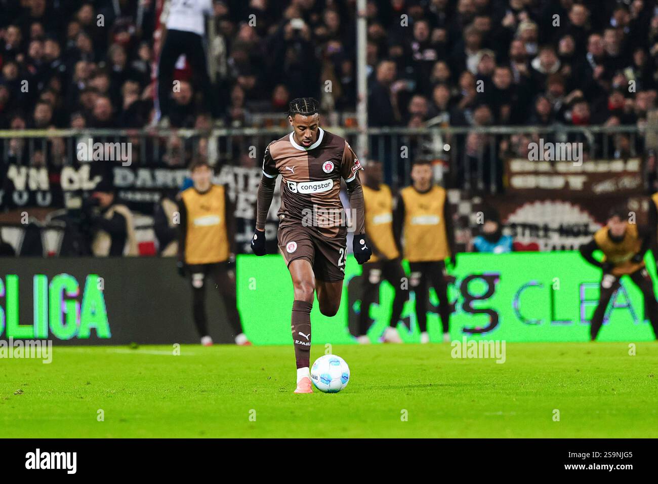 Hamburg, Deutschland. 26th Jan, 2025. Morgan Guilavogui (FC St. Pauli ...