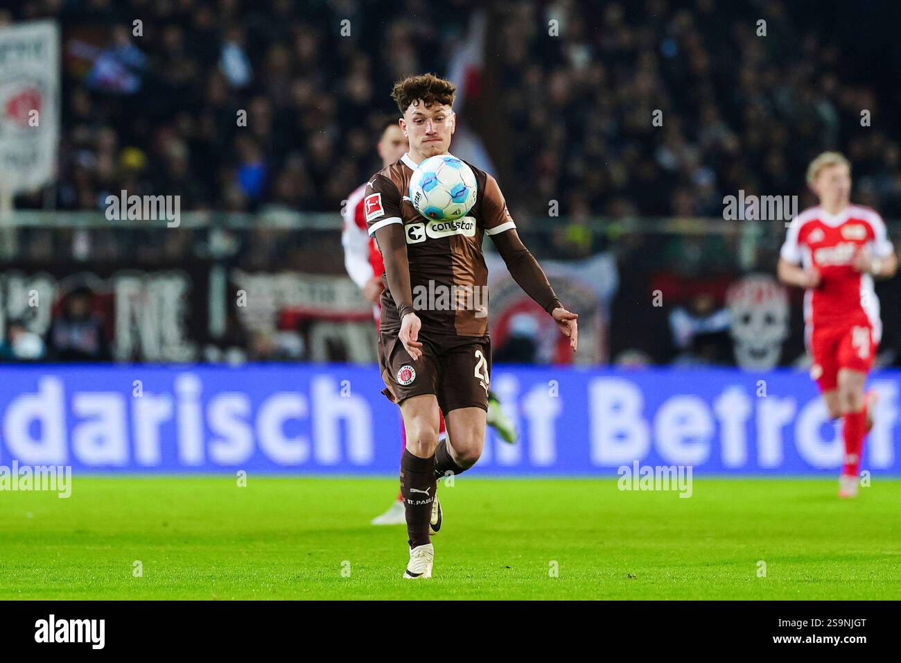 Hamburg, Deutschland. 26th Jan, 2025. Philipp Treu (FC St. Pauli, #23 ...
