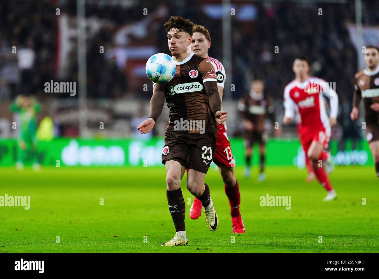 Hamburg, Deutschland. 26th Jan, 2025. Philipp Treu (FC St. Pauli, #23 ...