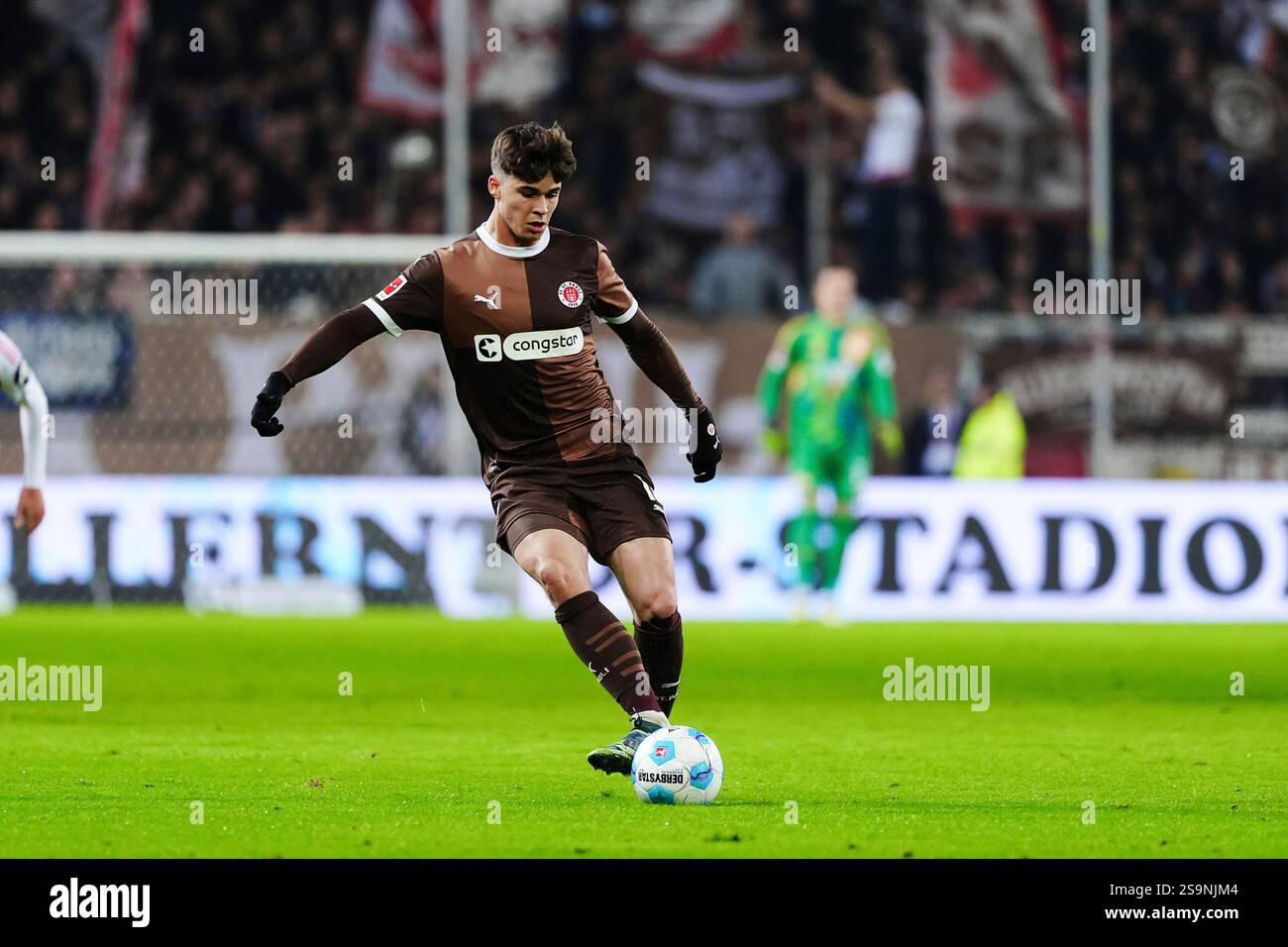 Hamburg, Deutschland. 26th Jan, 2025. Philipp Treu (FC St. Pauli, #23 ...