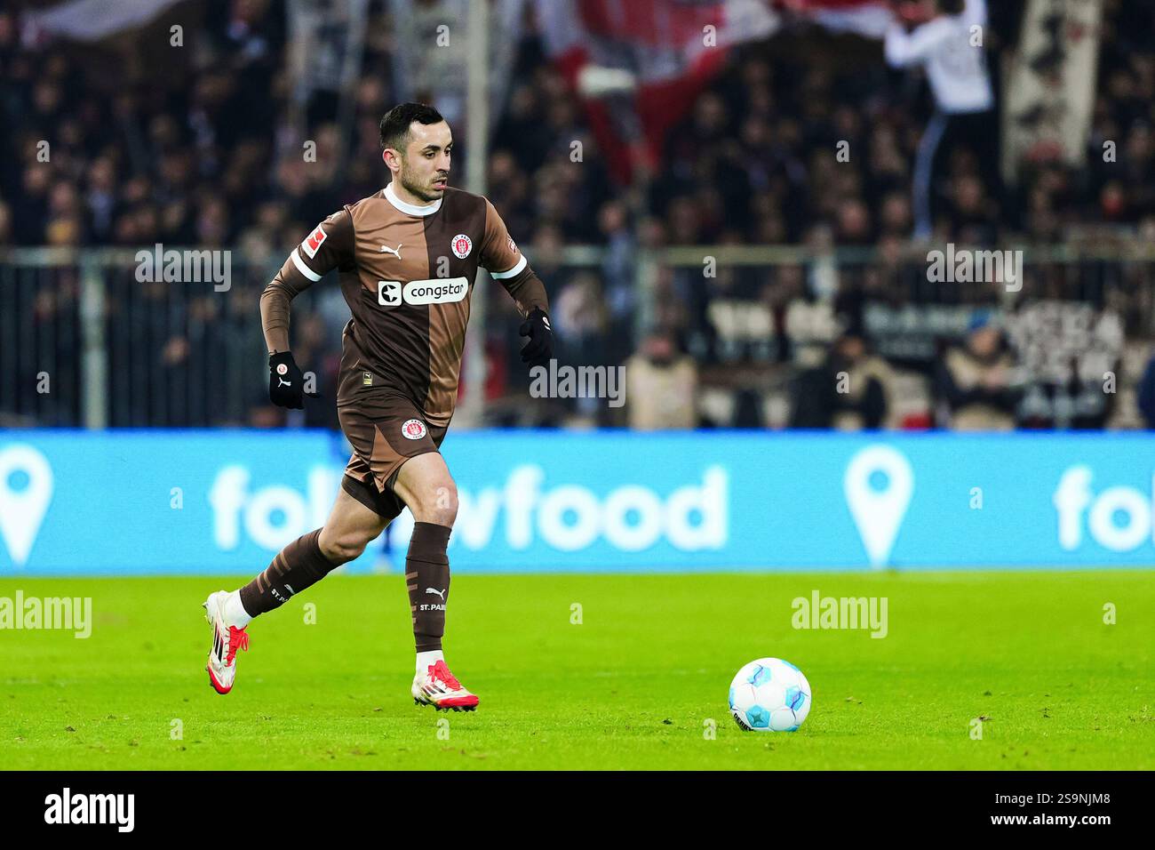 Hamburg, Deutschland. 26th Jan, 2025. Manolis Saliakas (FC St. Pauli ...