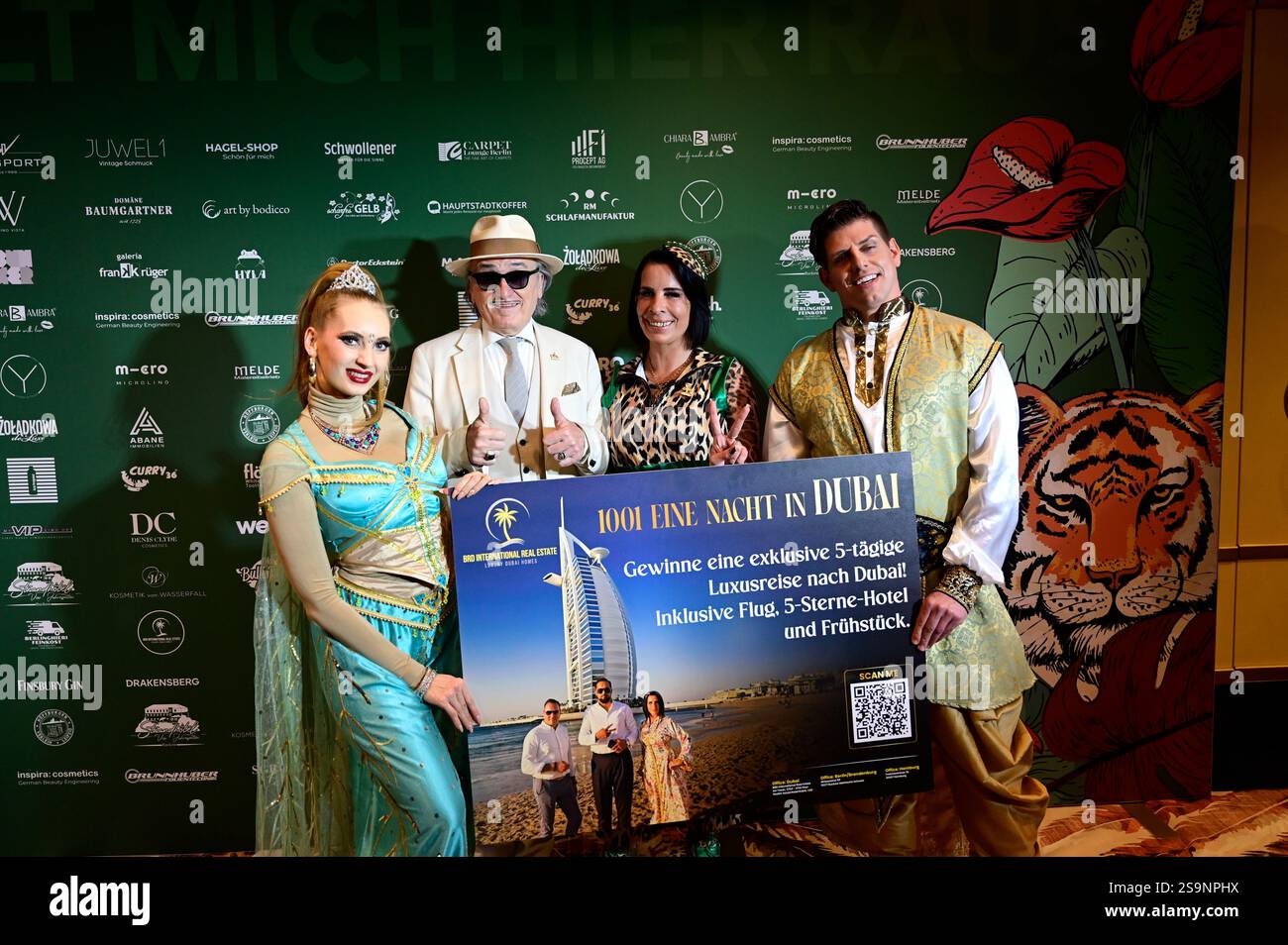 Lo Graf von Blickensdorf und Julia ten Napel bei der 7. Dschungelparty ...