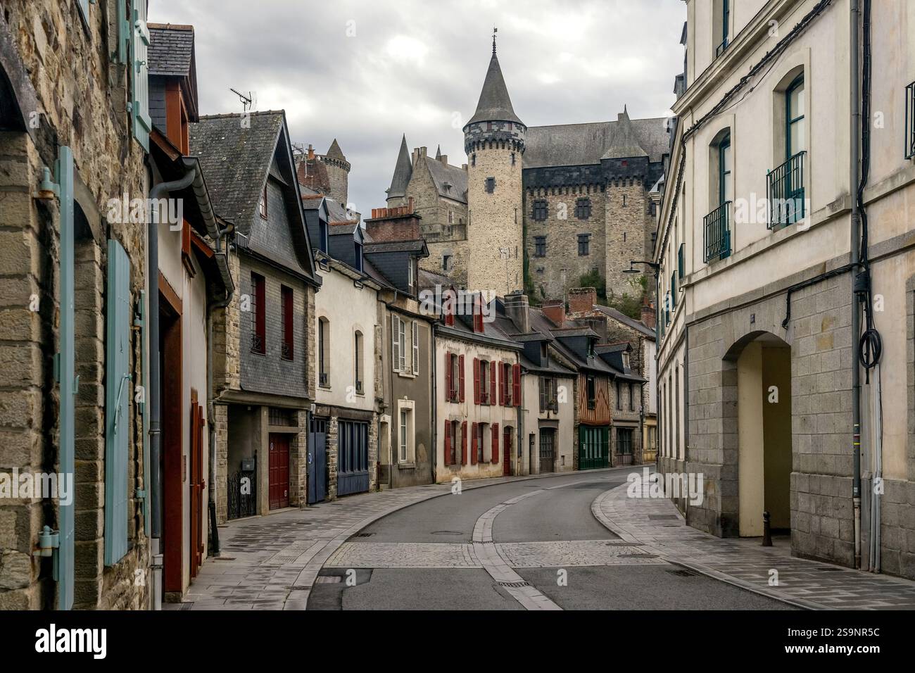 VITRE, FRANCE - SEPTEMBER 01, 2022: beautiful street of the medieval ...