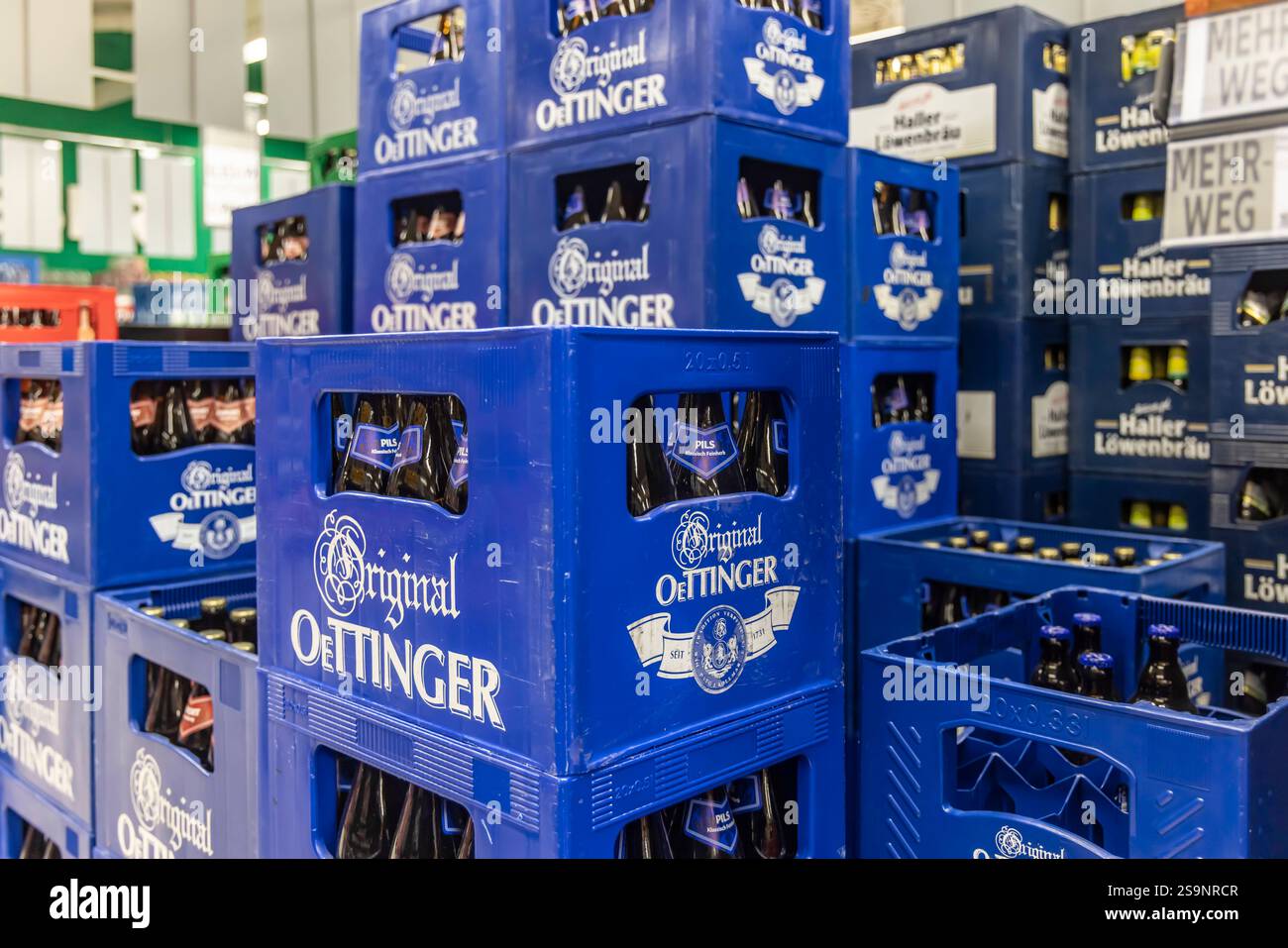 Bier der Billigmarke Oettinger in einem Supermarkt. // 27.01.2025 ...
