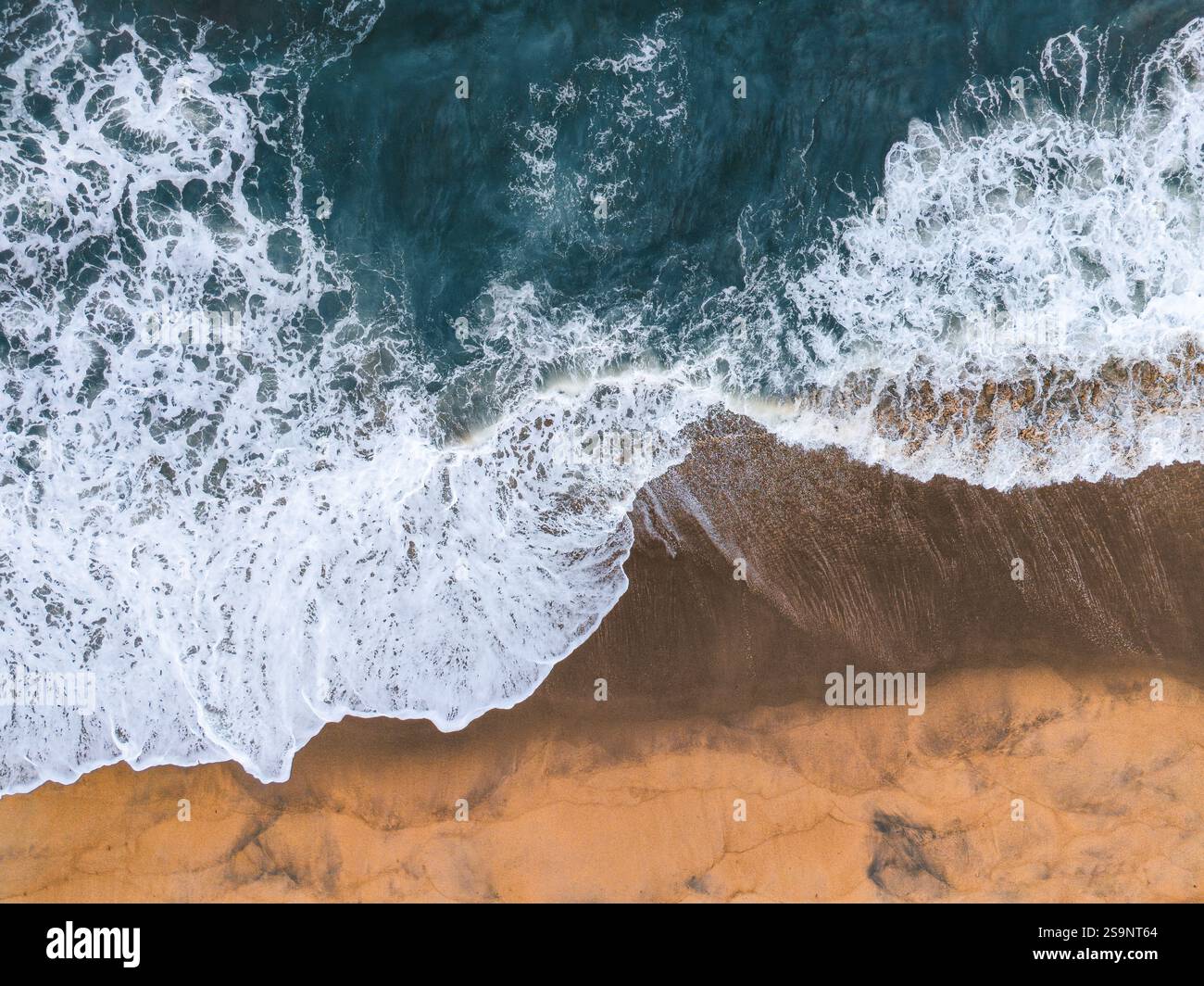 Beach ocean waves from above hi-res stock photography and images - Alamy