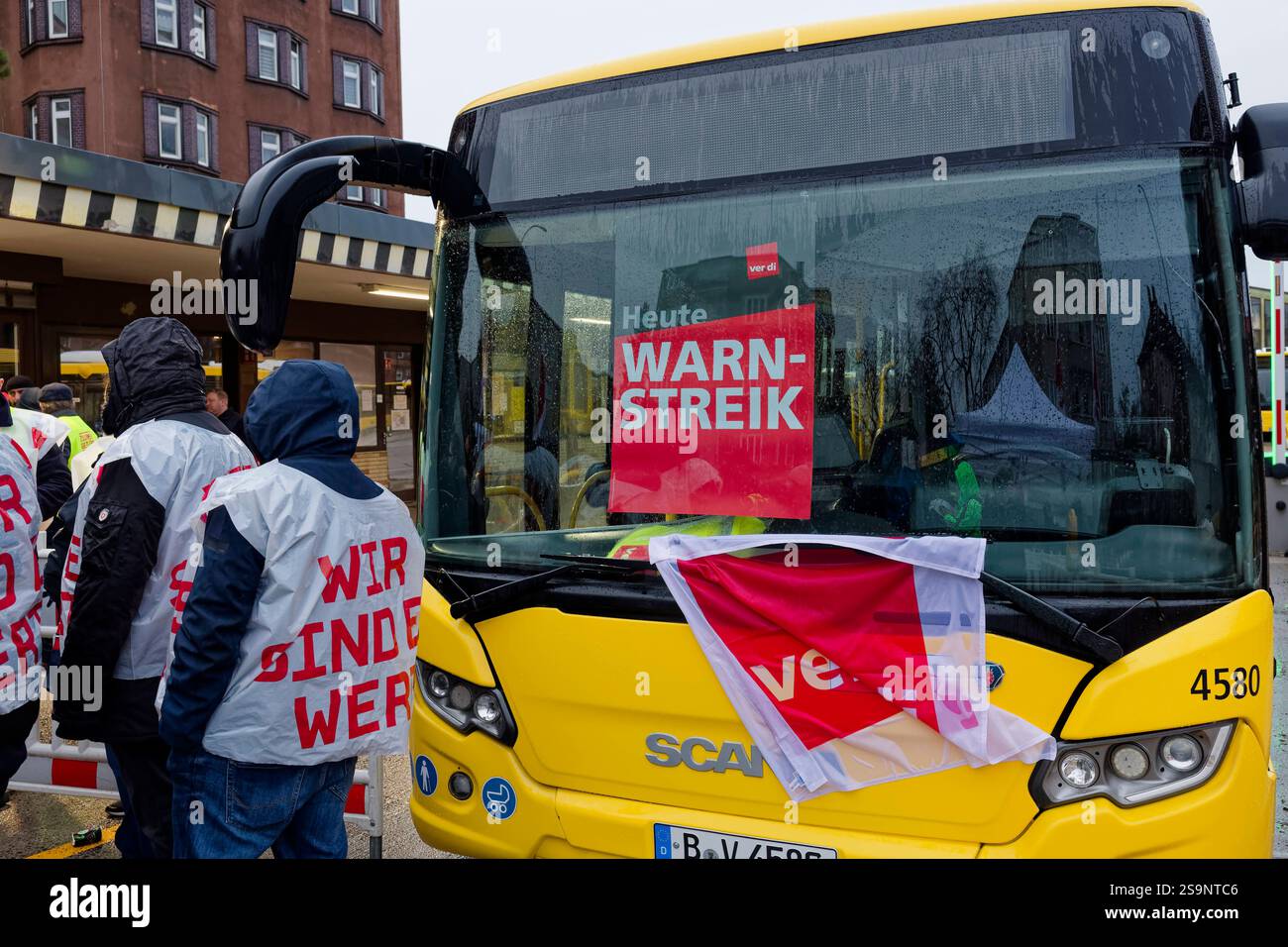 Warnstreik bei der BVG 2025-01-27 Deutschland, Berlin 1-tägiger ...