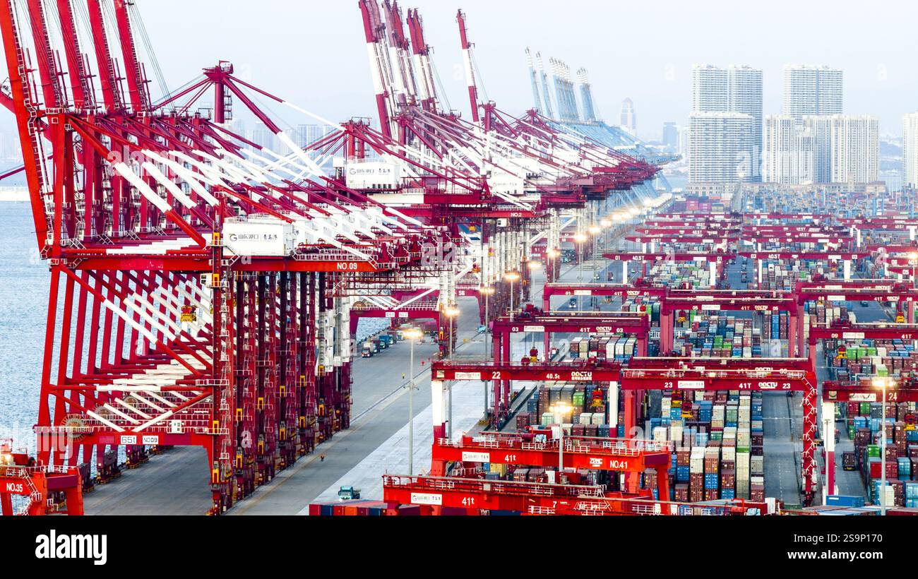 QINGDAO, CHINA - JANUARY 27, 2025 - A cargo ship loads containers at ...