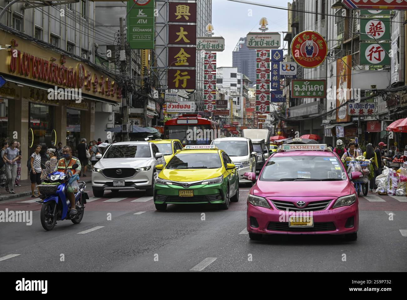Street scene on Yaowarat Road, China Town, Chinese neighbourhood ...